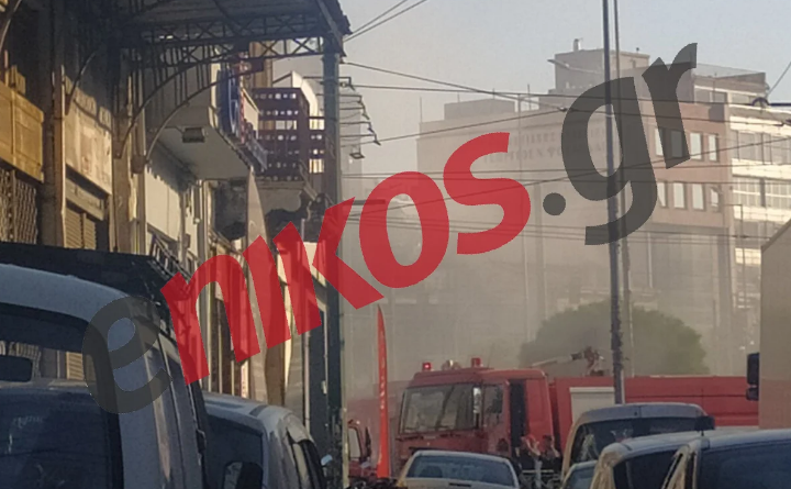 بالصور/ حريق في مبنى بمنطقة بيرايوس – ARABS.GR